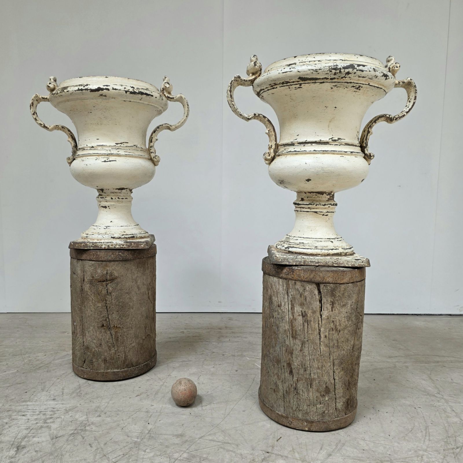 Jolie paire de vases en fonte 19ème de style Louis XIV | Paul FOULON ...