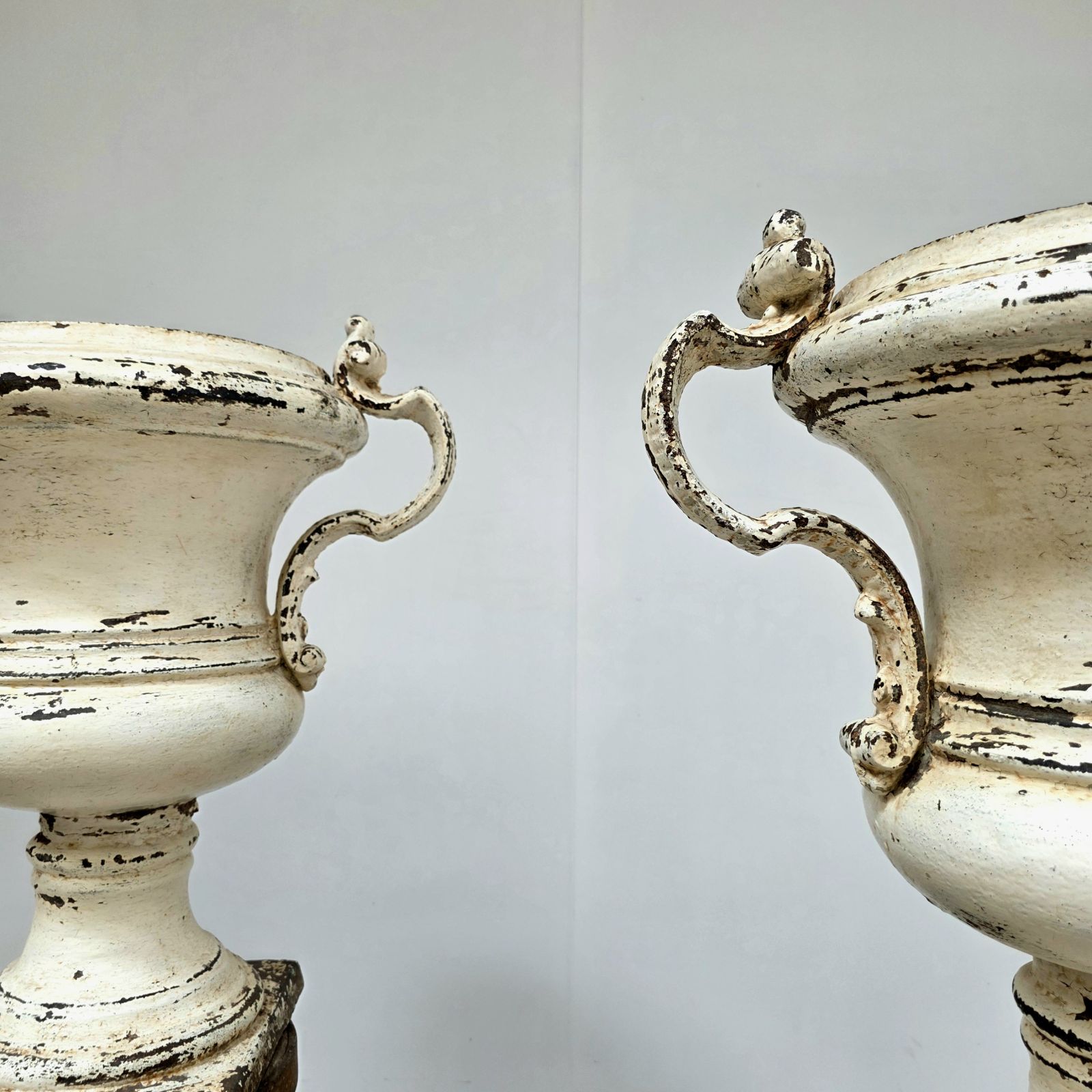 Jolie paire de vases en fonte 19ème de style Louis XIV | Paul FOULON ...