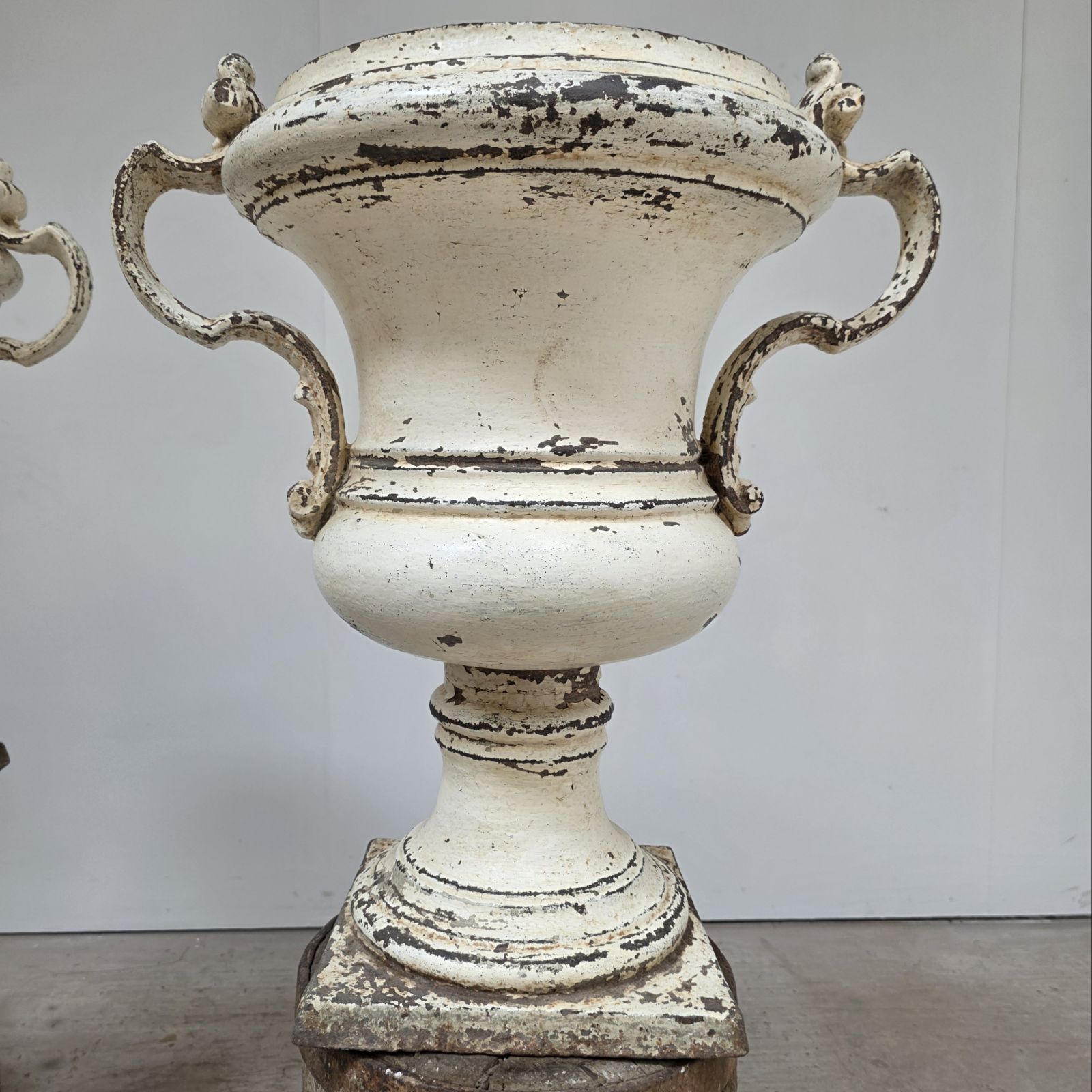 Jolie paire de vases en fonte 19ème de style Louis XIV | Paul FOULON ...