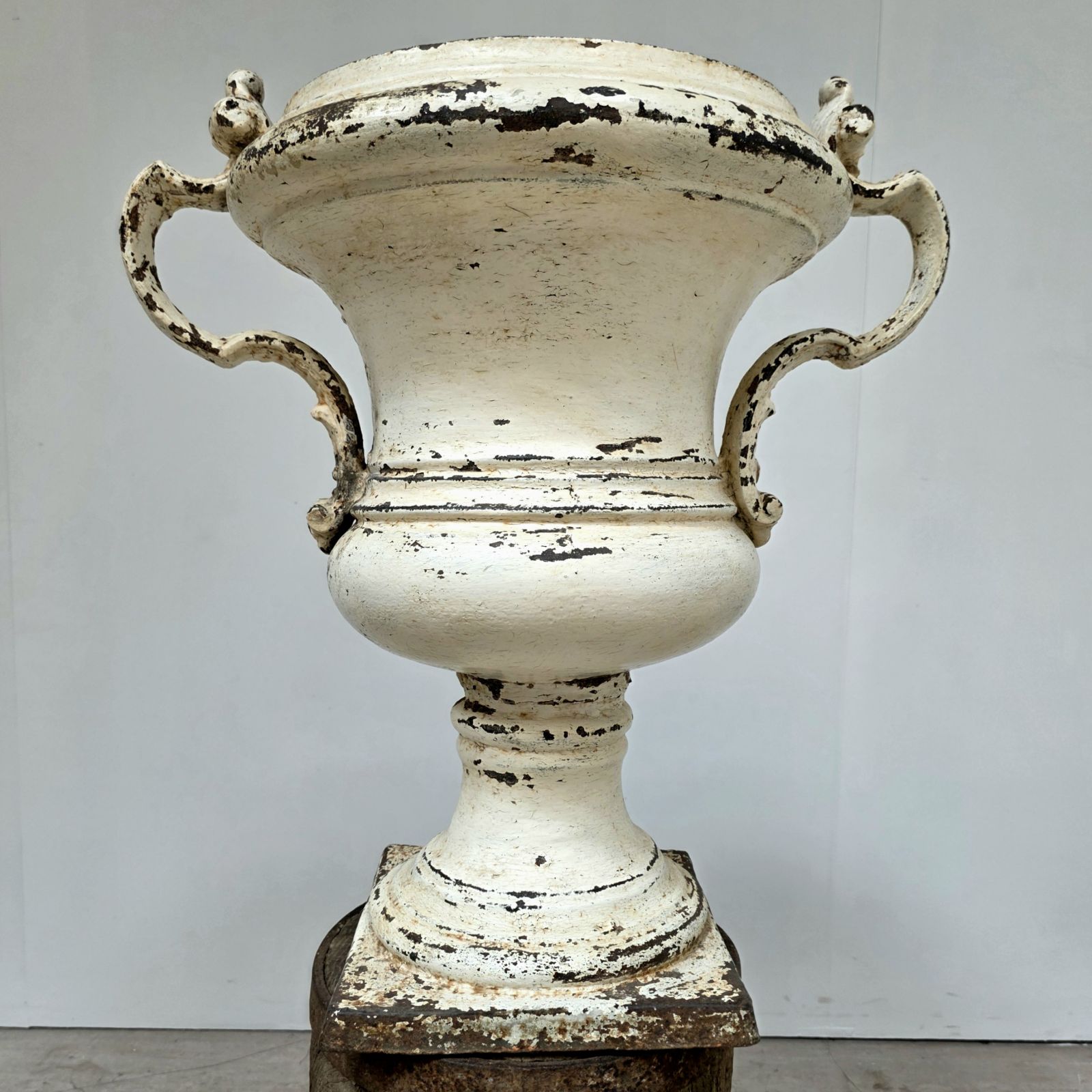 Jolie paire de vases en fonte 19ème de style Louis XIV | Paul FOULON ...